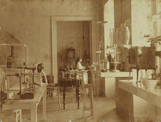 Photograph: a laboratory | Science Museum Group Collection
