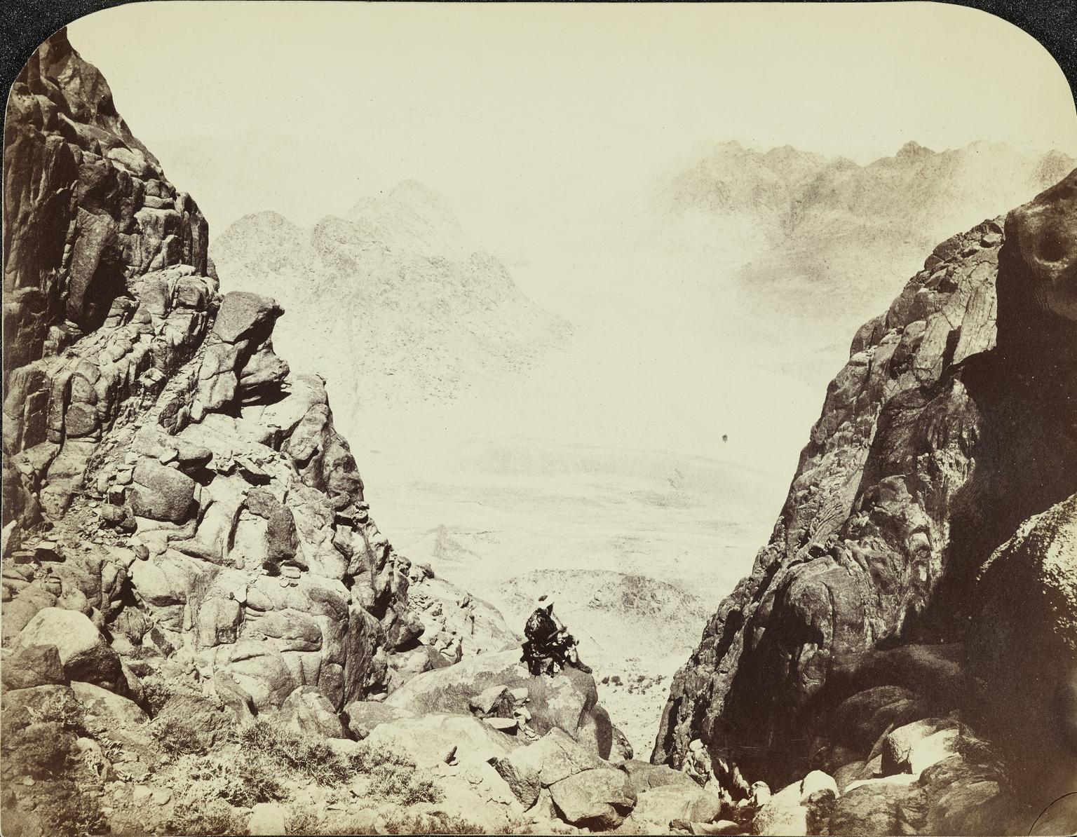 The plain Er Rahah from the cleft in Ras Sufsafeh on Mt Sinai | Science ...