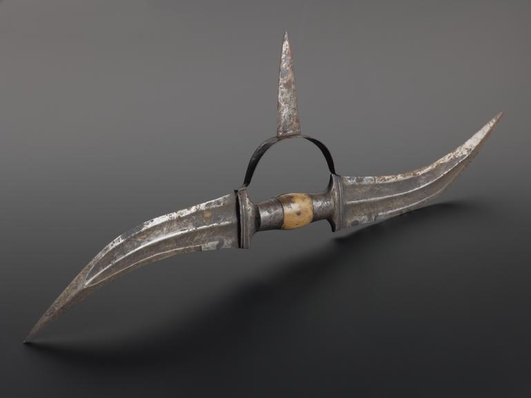 Double-bladed dagger | Science Museum Group Collection