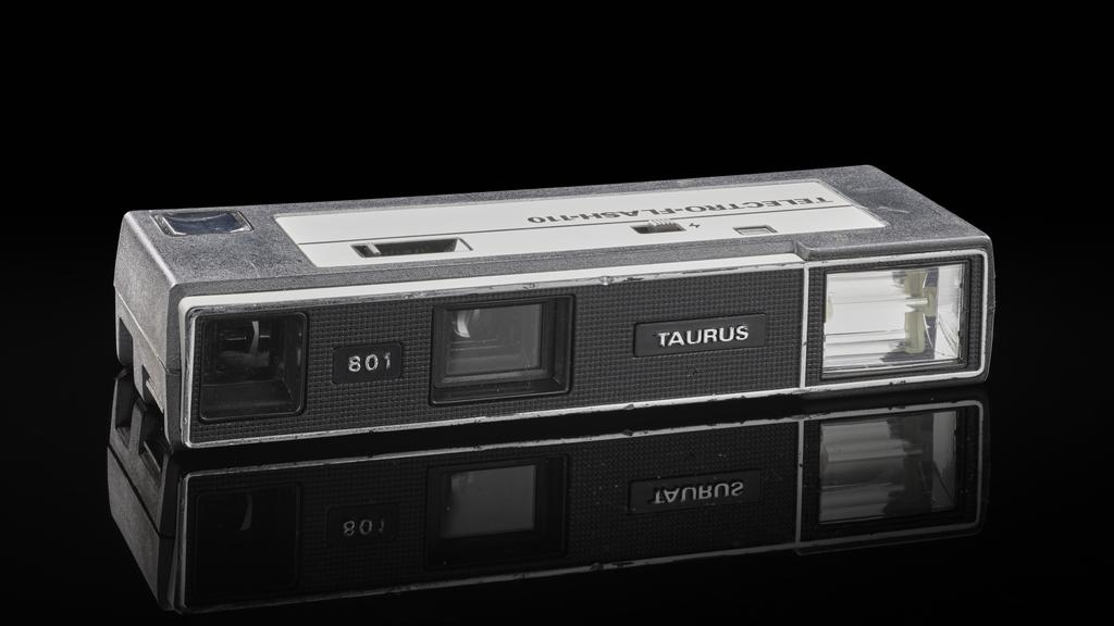 Camera, Taurus Telectro Flash 110 | Science Museum Group Collection