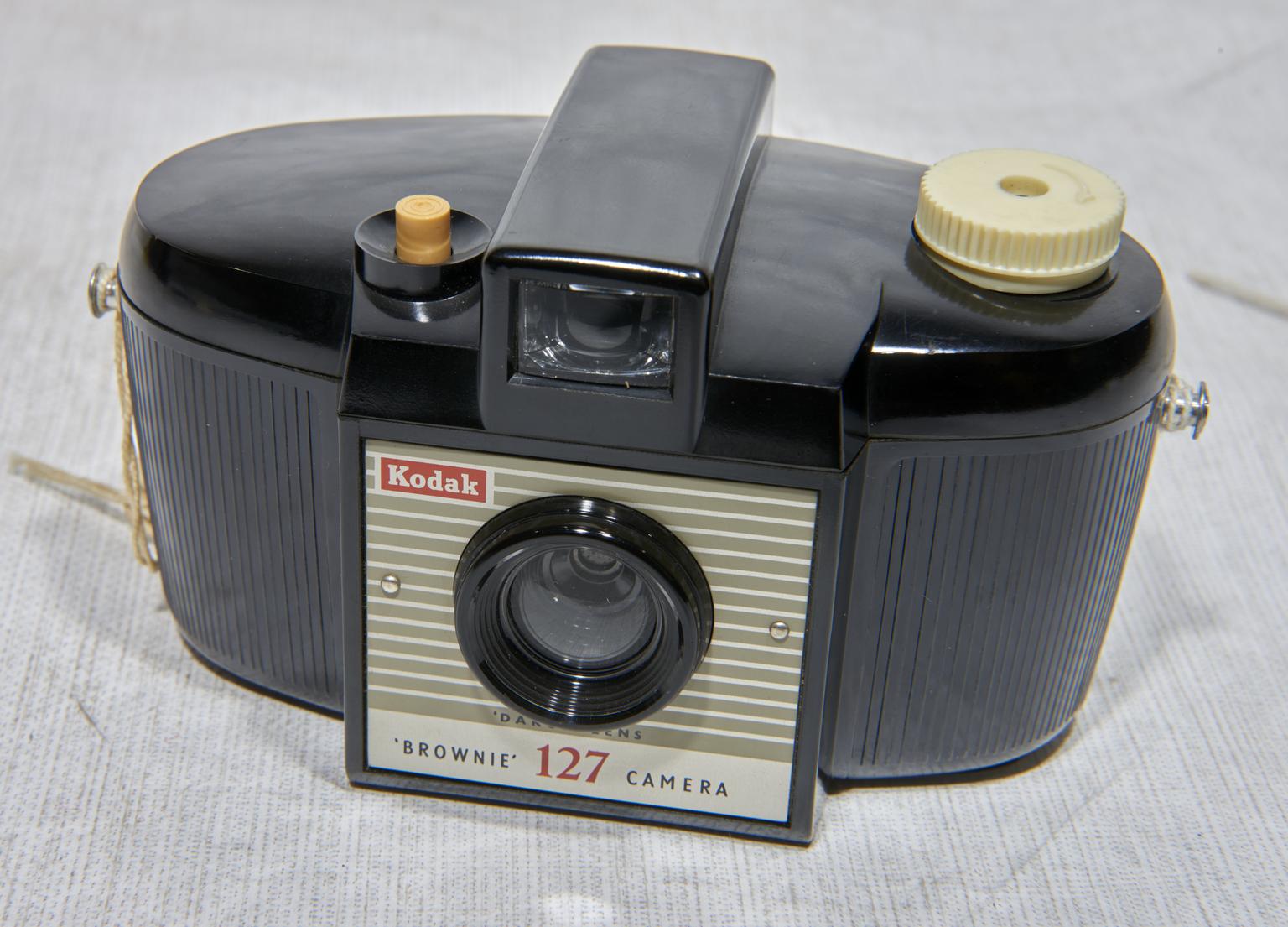 Brownie 127 Camera and Carton Case | Science Museum Group Collection