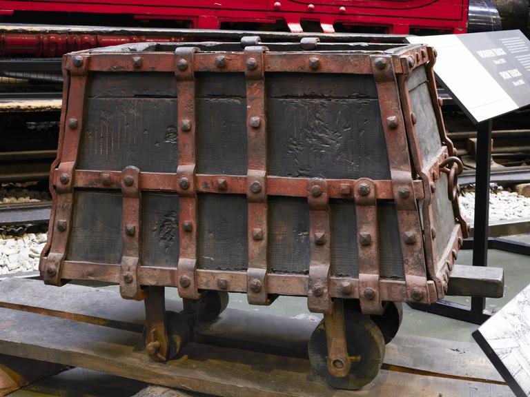 Replica of 16th century German 'Hund' wagon, 1986 | Science Museum ...