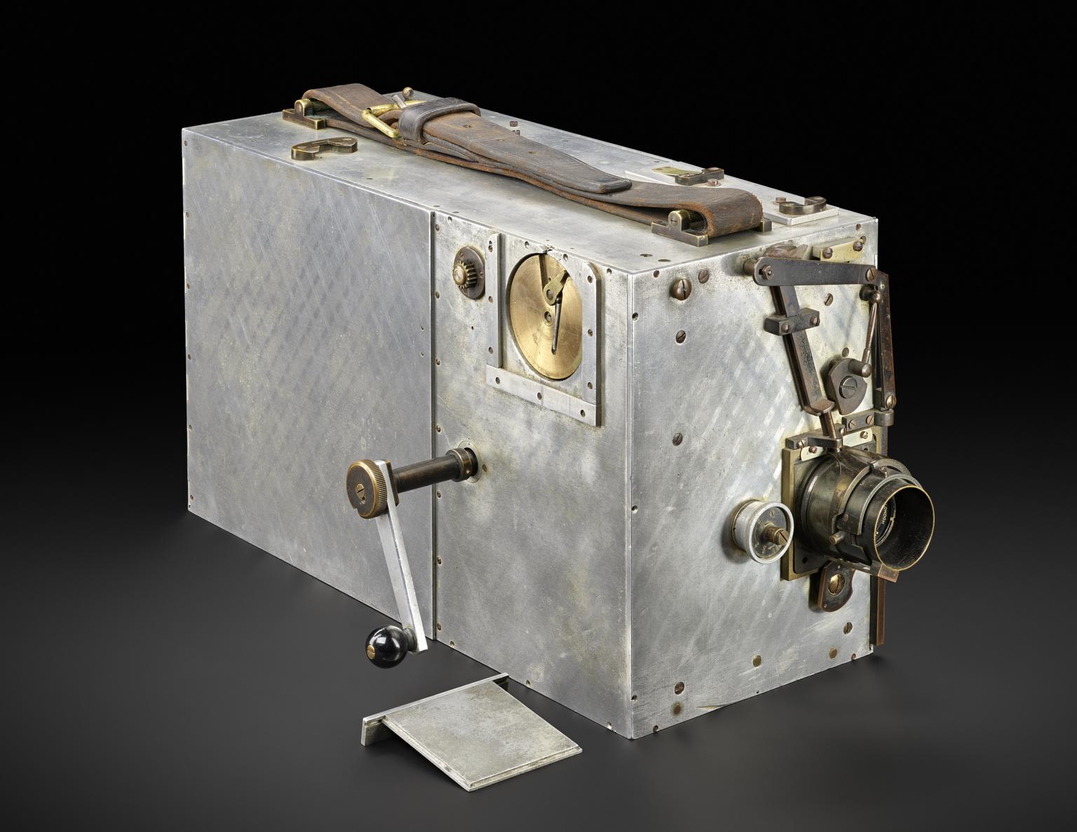Captain John Noel's cine camera used on 1922 Everest expedition ...