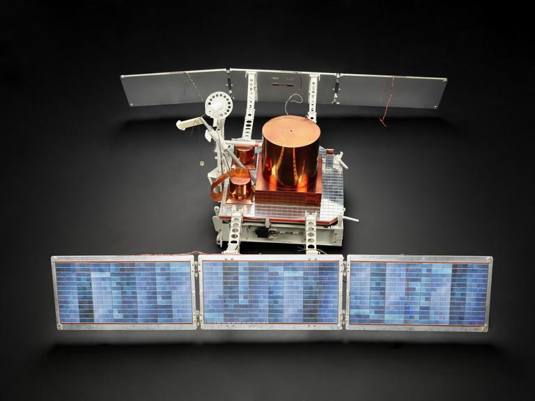 Apollo 11 Passive Seismic Experiment Package, full size model | Science ...
