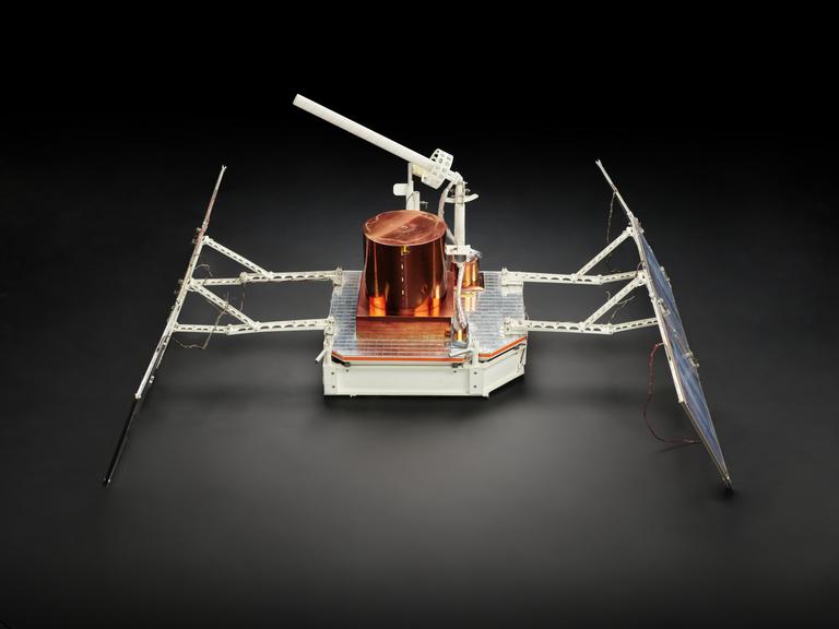 Apollo 11 Passive Seismic Experiment Package, full size model | Science ...